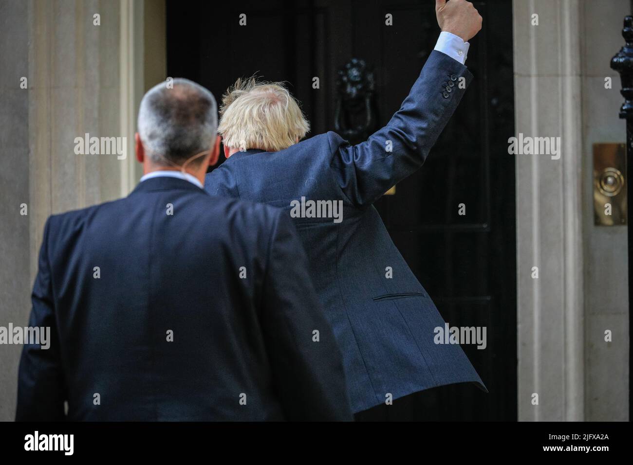 Boris johnson thumbs up hi-res stock photography and images - Alamy