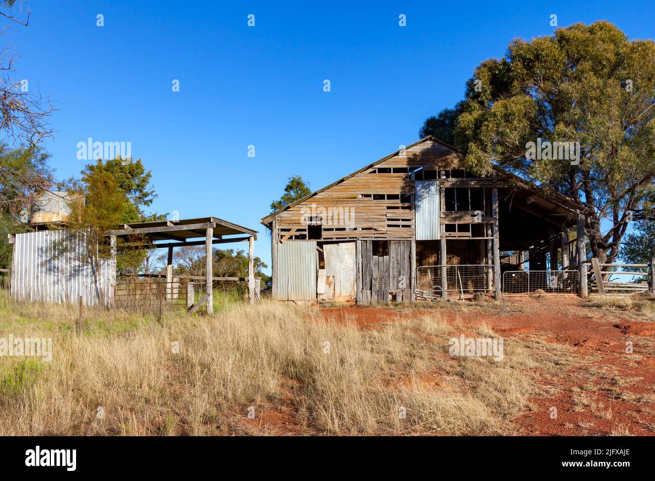 Old timber barn Stock Photo - Alamy