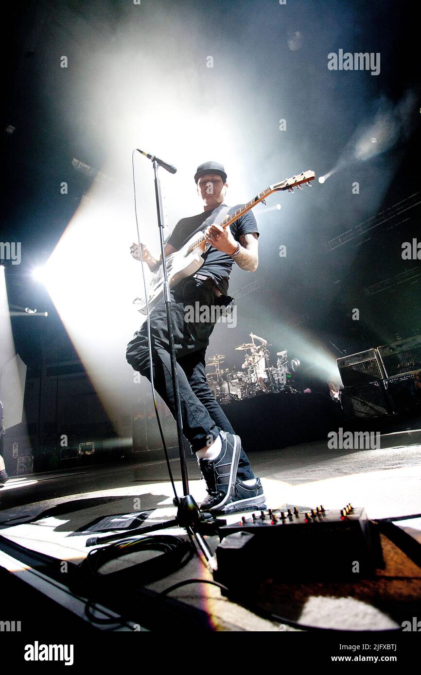 Tom delonge cap hi-res stock photography and images - Alamy