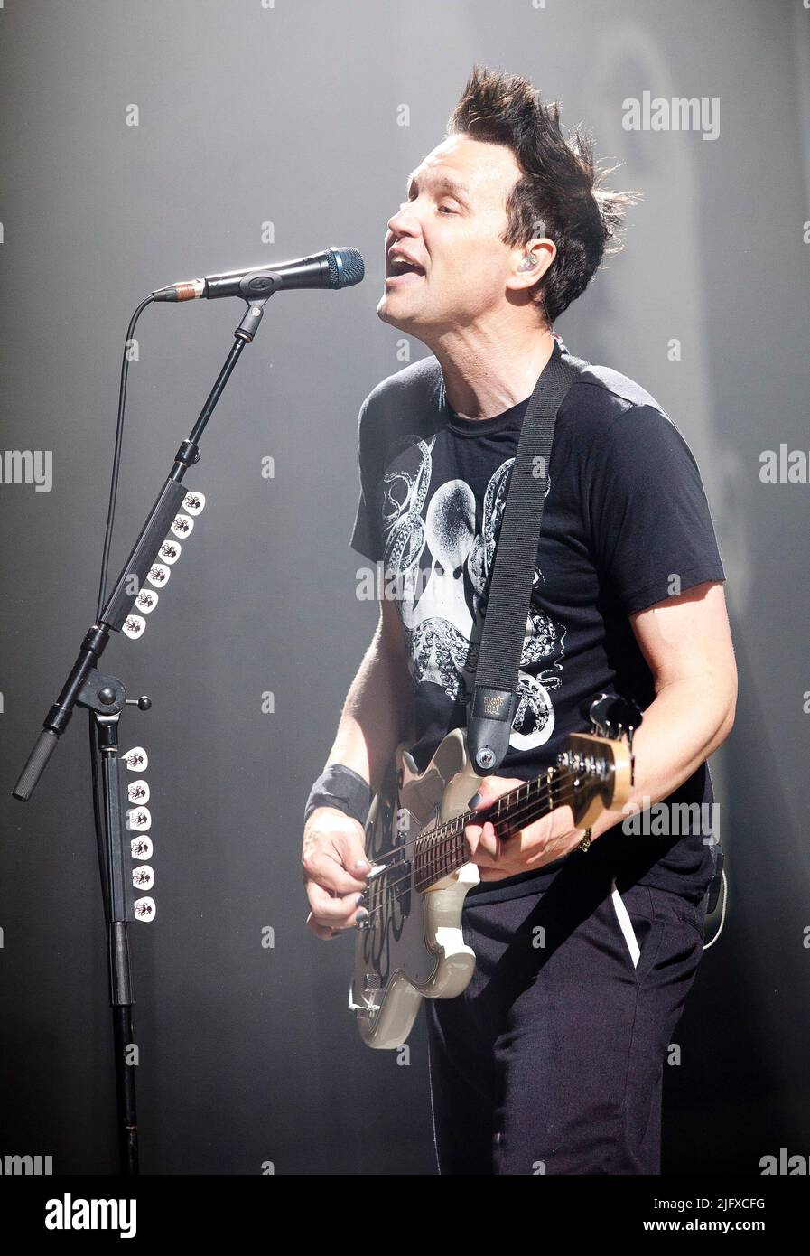 Mark hoppus playing bass hi-res stock photography and images - Alamy