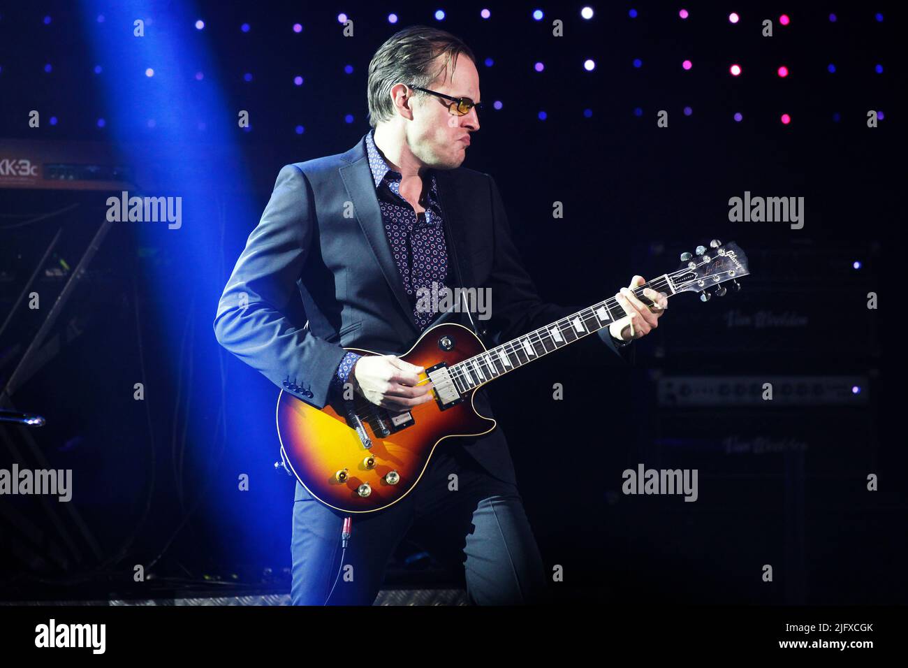 Joe bonamassa gibson les paul burst hi-res stock photography and images ...