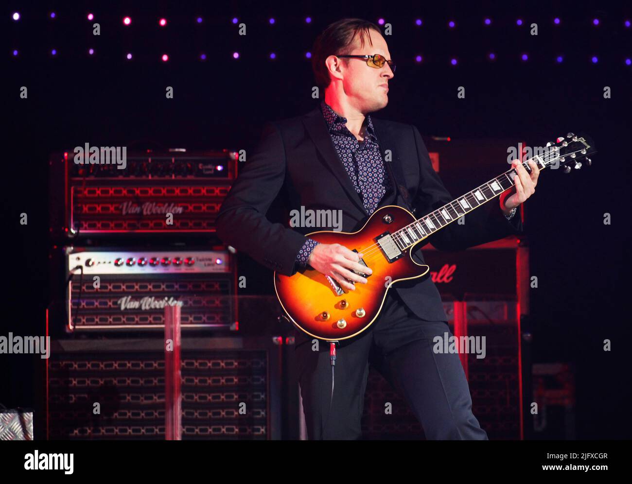 Joe bonamassa gibson les paul burst hi-res stock photography and images ...