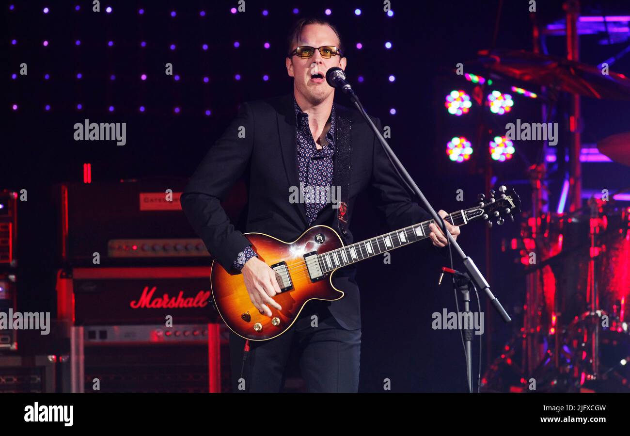 Joe bonamassa gibson les paul burst hi-res stock photography and images ...