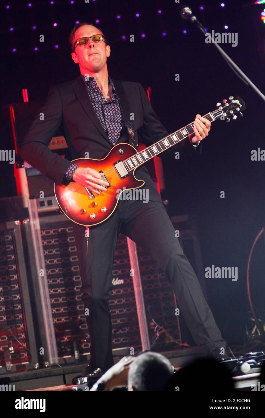Joe bonamassa gibson les paul burst hi-res stock photography and images ...