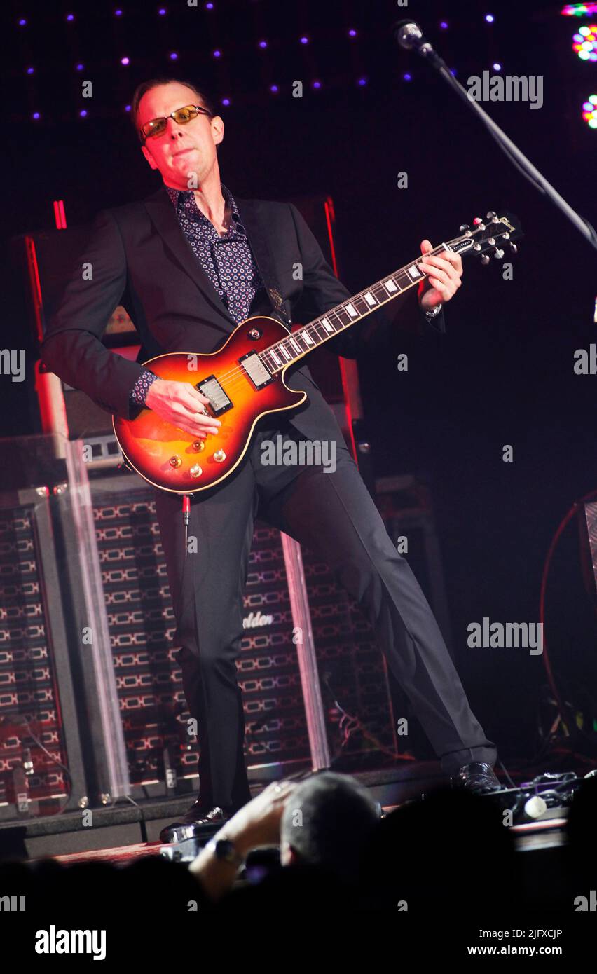 Joe bonamassa gibson les paul burst hi-res stock photography and images ...