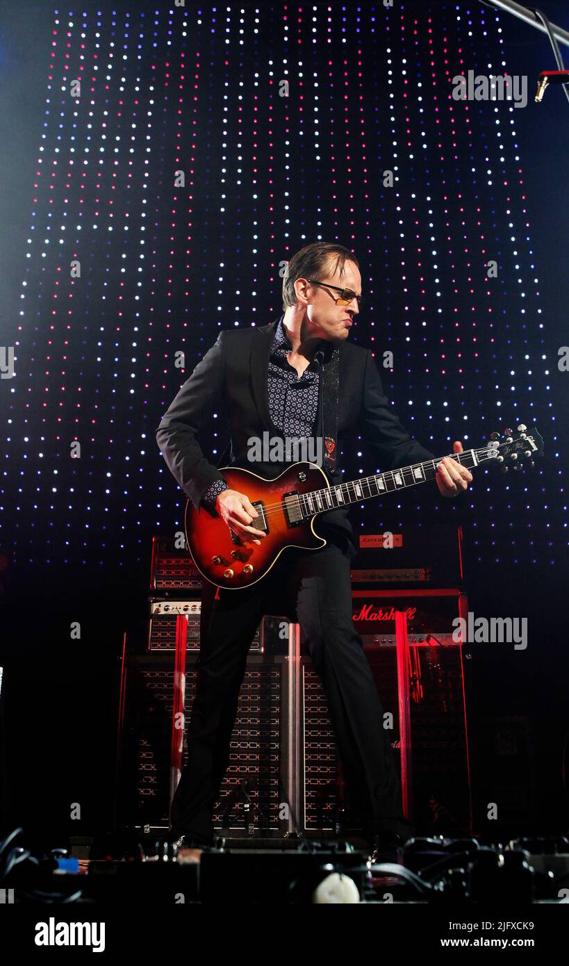 Joe bonamassa gibson les paul burst hi-res stock photography and images ...