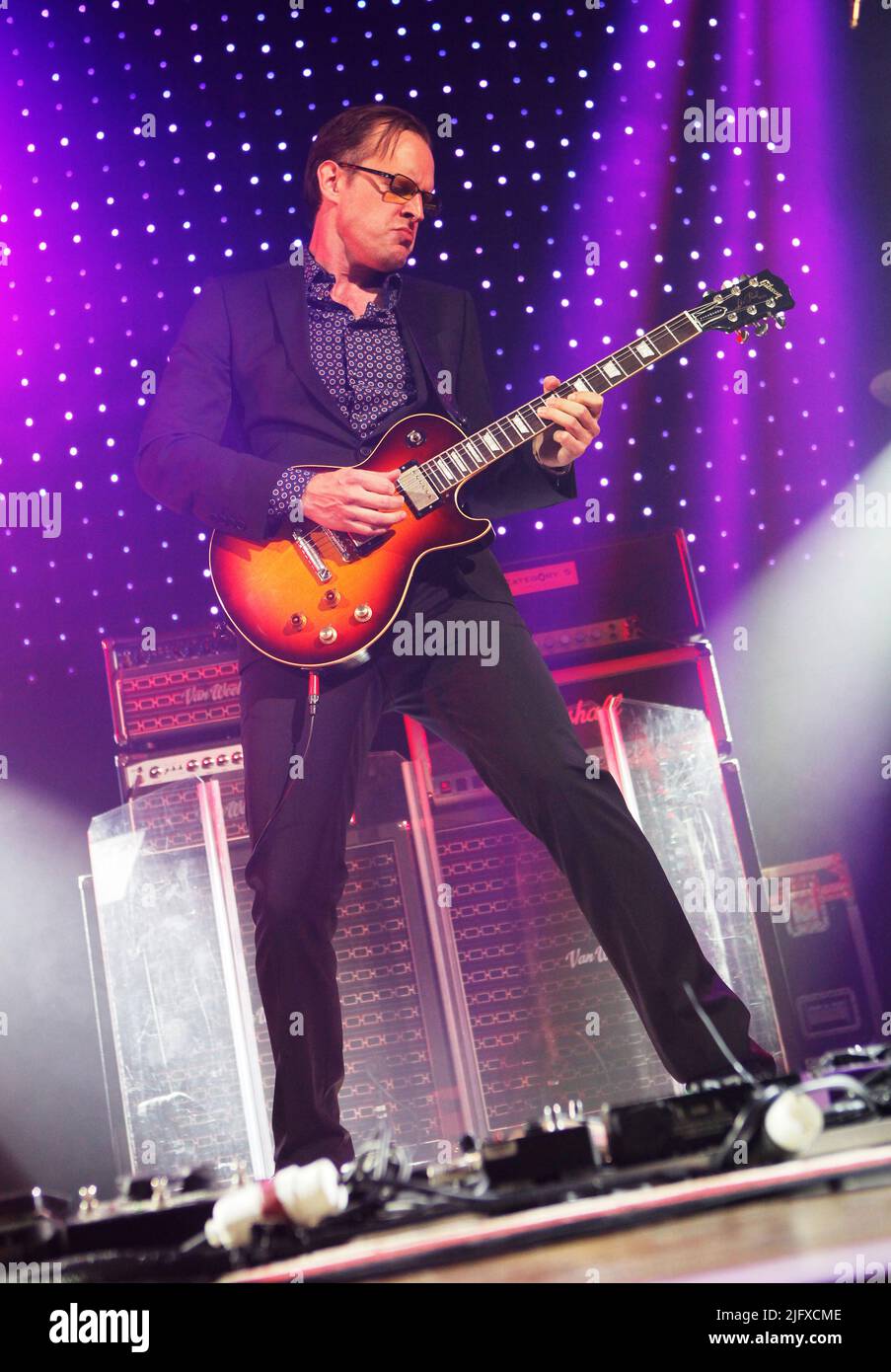 Joe bonamassa gibson les paul burst hi-res stock photography and images ...