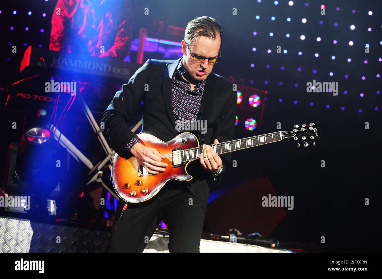Joe bonamassa gibson les paul burst hi-res stock photography and images ...