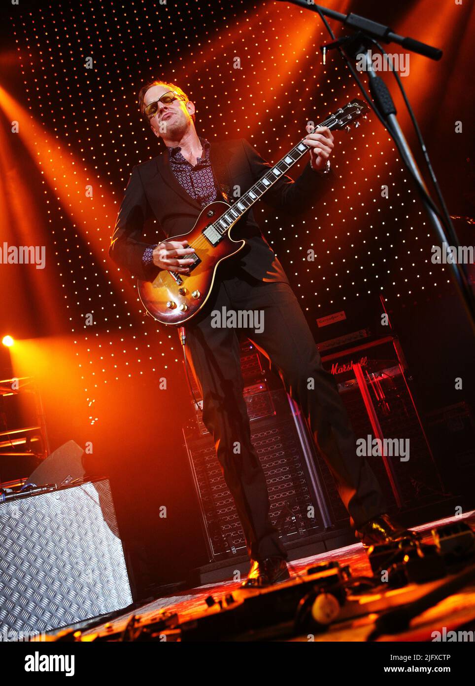 Joe bonamassa gibson les paul burst hi-res stock photography and images ...
