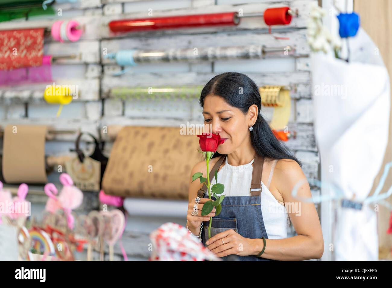 woman in her flower shop with a beautiful flower Stock Photo - Alamy
