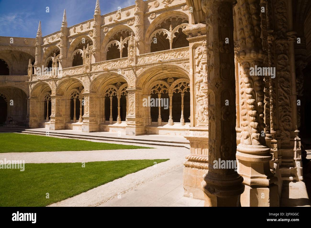 Architectural details of the Jeronimos Monastery and inner courtyard ...