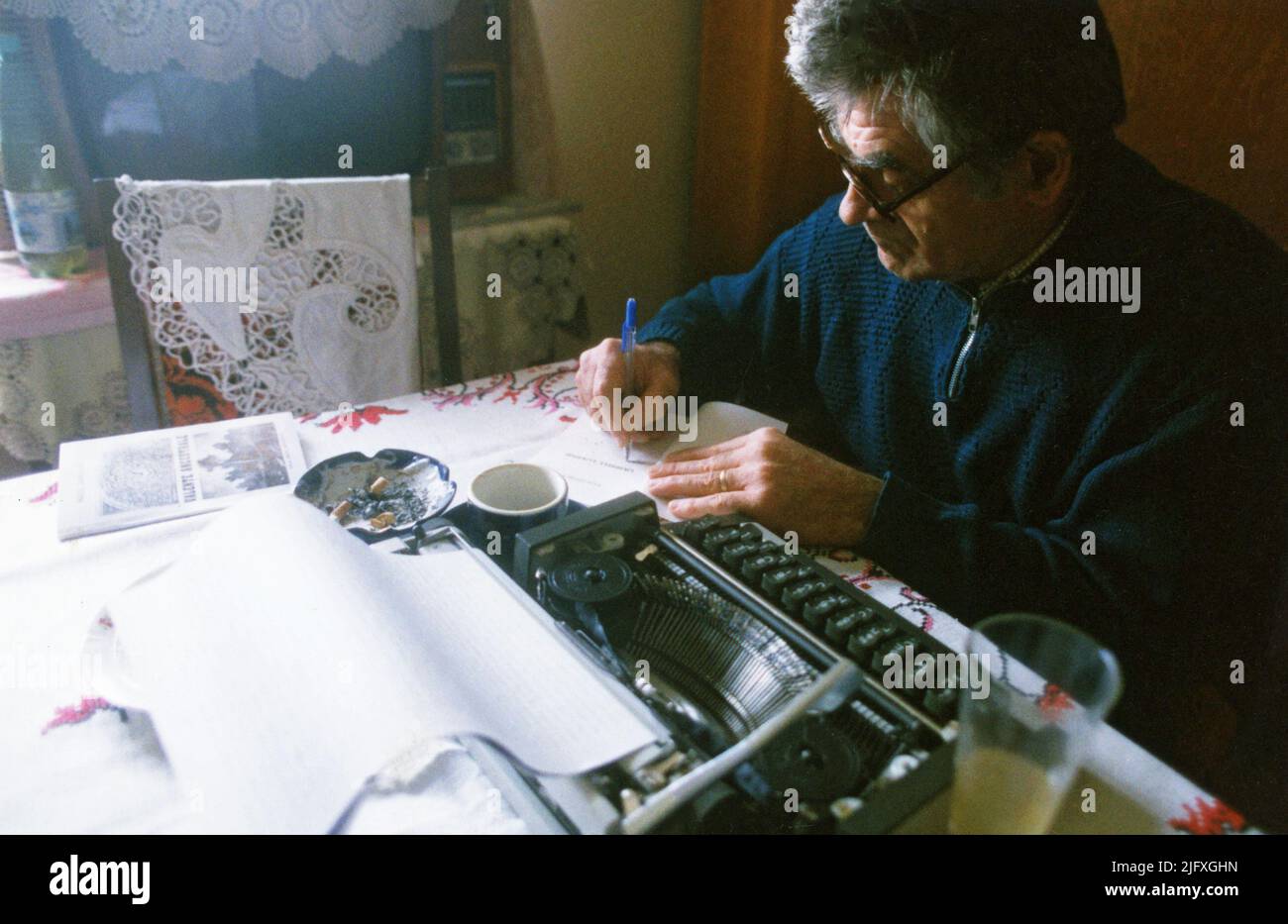 Man writing in vintage typewriter hi-res stock photography and images ...