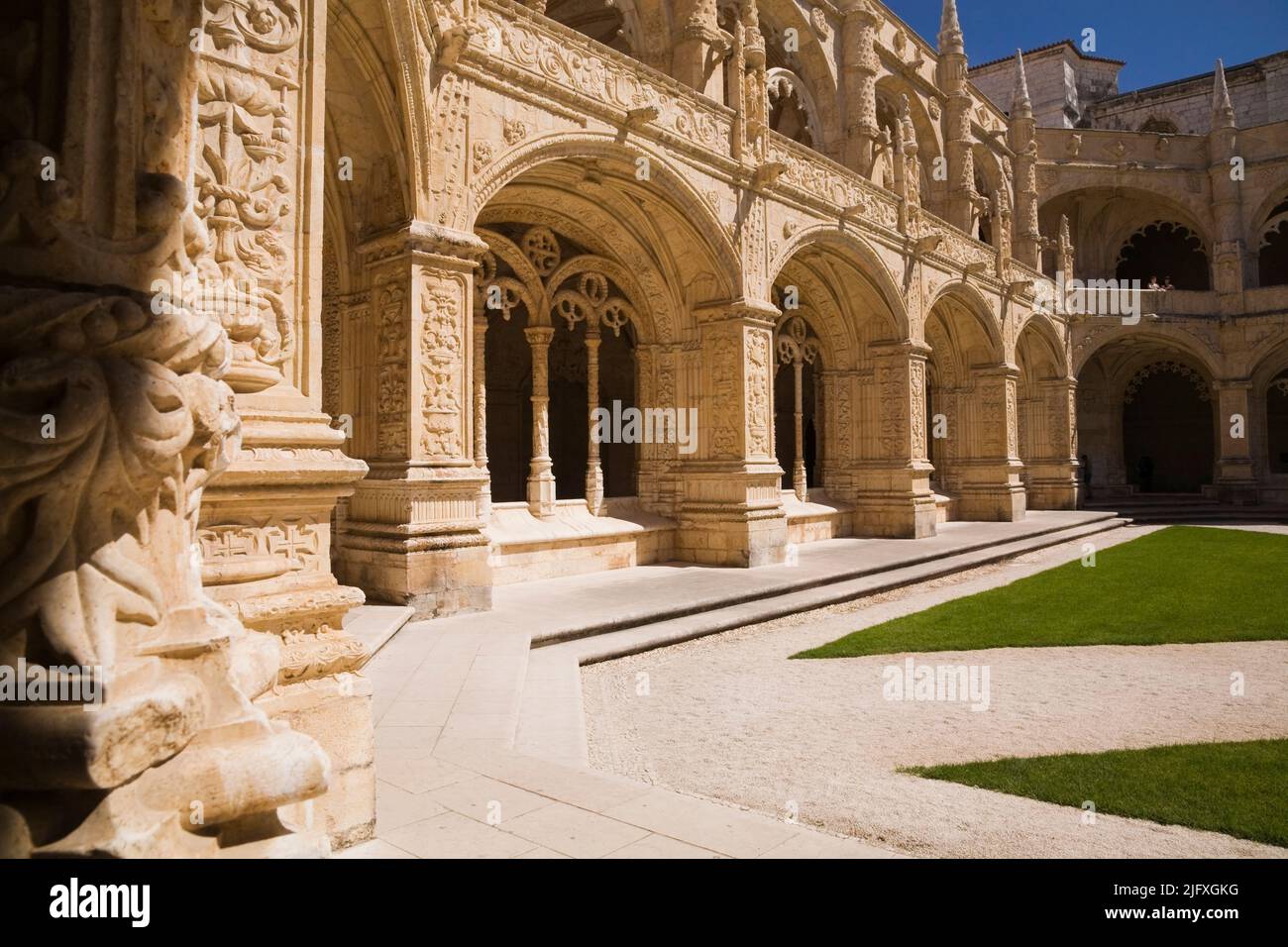Architectural details of the Jeronimos Monastery and inner courtyard ...