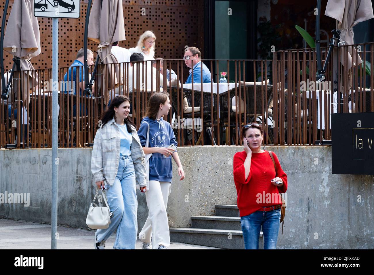 Russia, Moscow. Citizens on one of city streets Stock Photo - Alamy