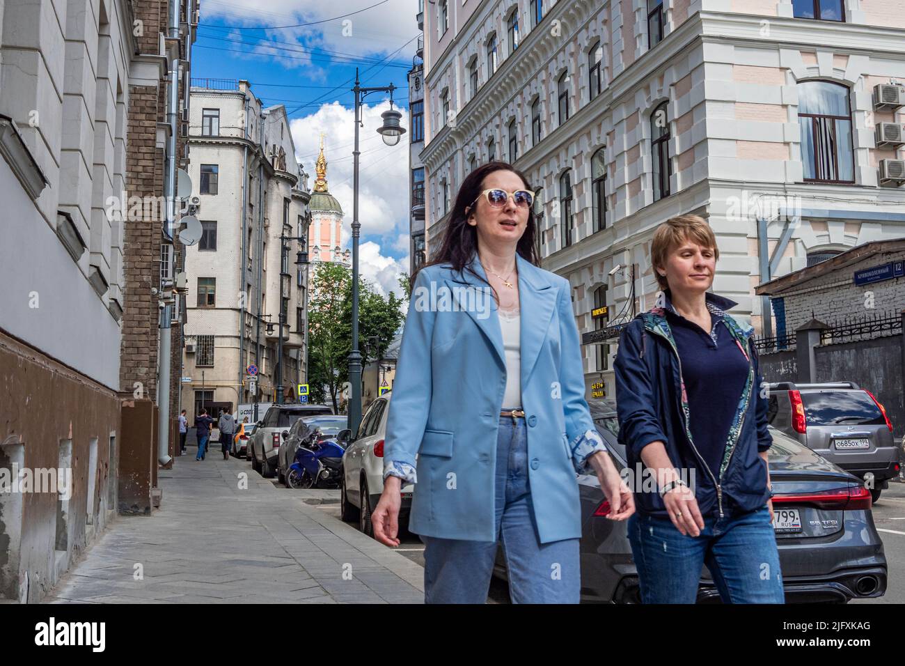 Russia, Moscow. Citizens on one of city streets Stock Photo - Alamy