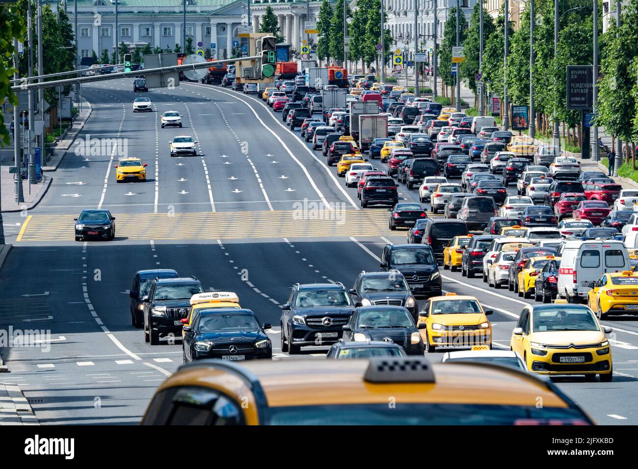 Russia, Moscow. Traffic in the downtown Stock Photo - Alamy