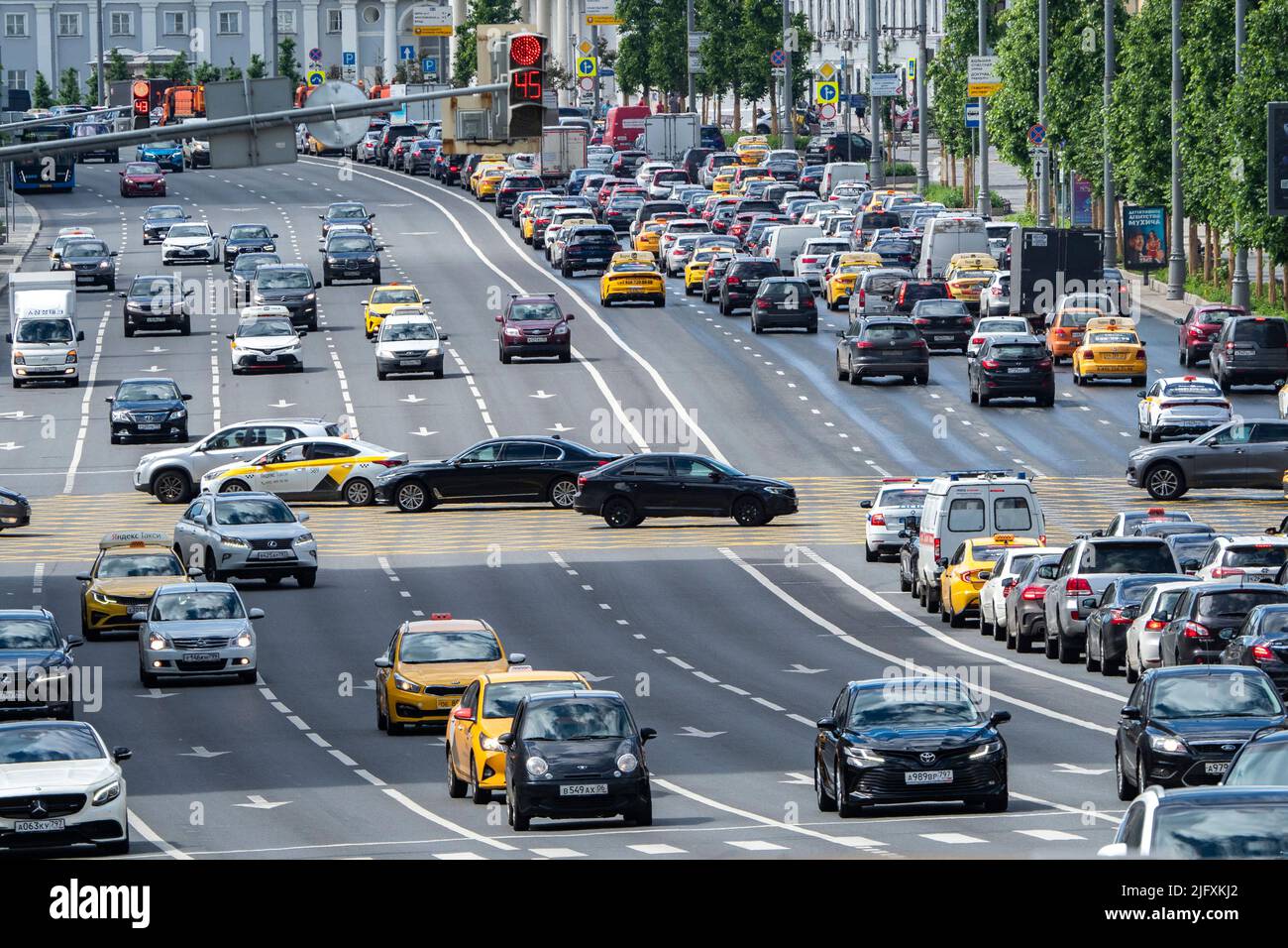 Russia, Moscow. Traffic in the downtown Stock Photo - Alamy