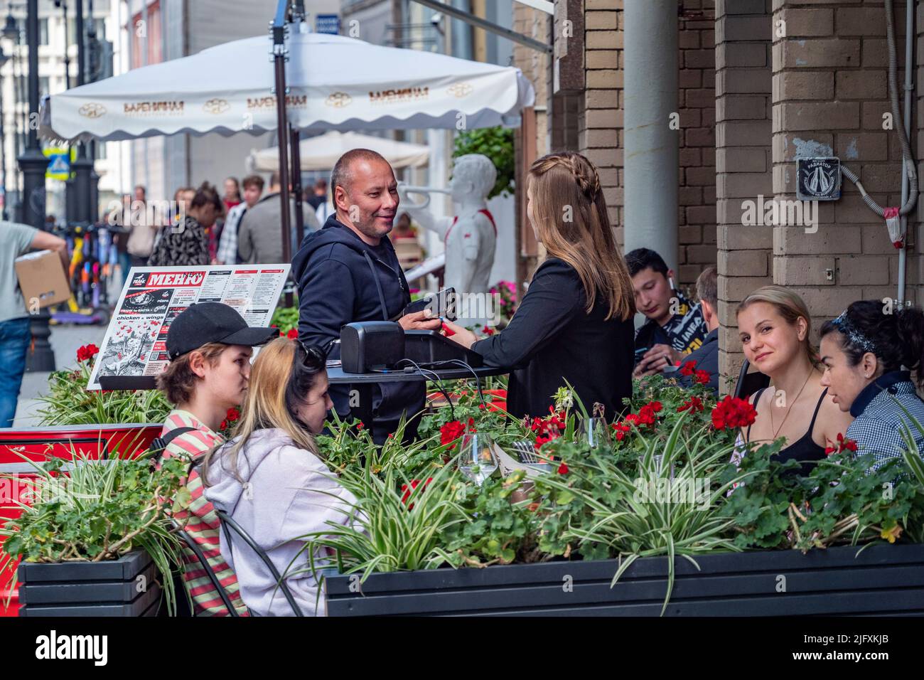 Russia, Moscow. Street cafe Stock Photo - Alamy