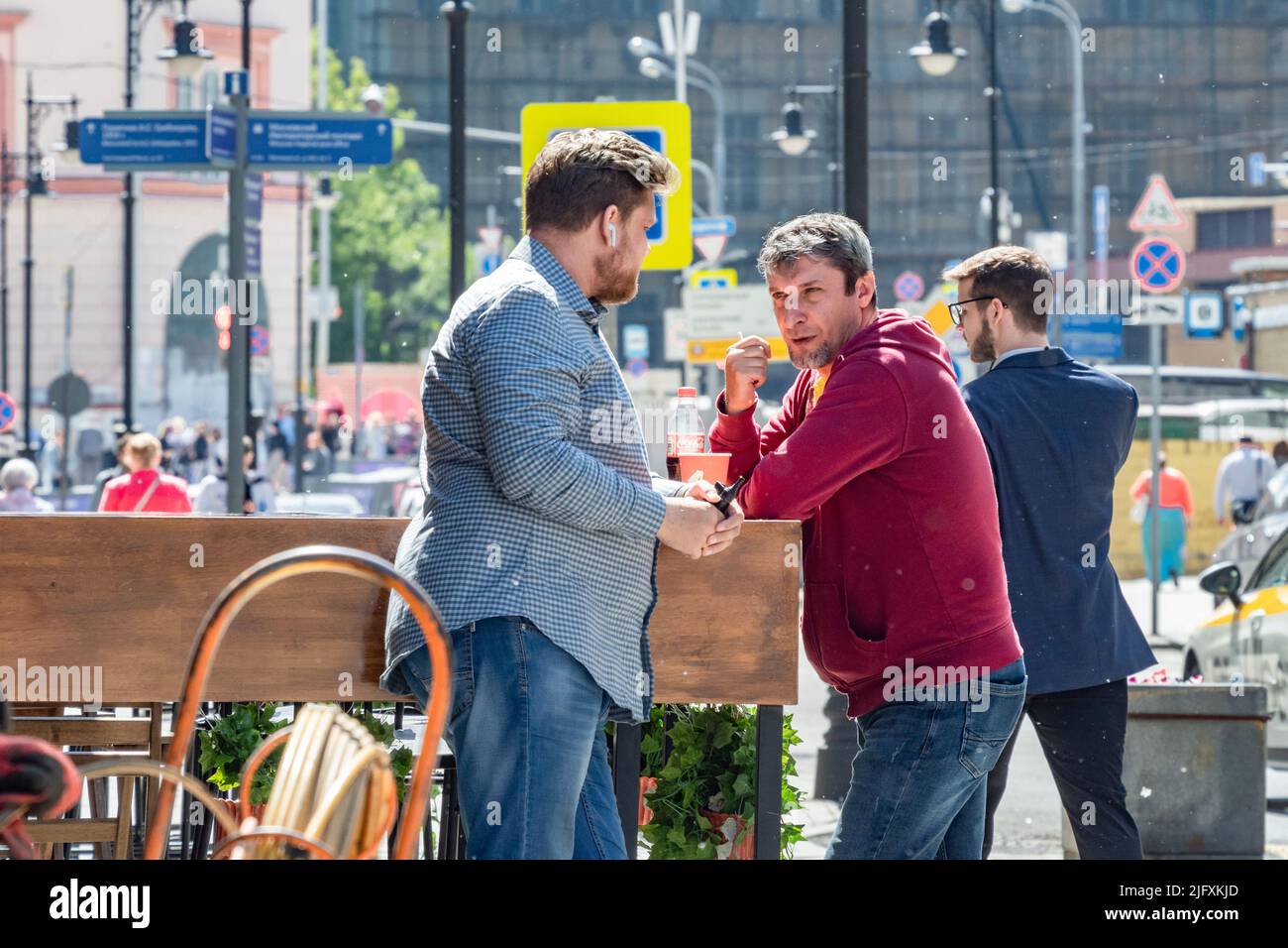 Russia, Moscow. Street cafe Stock Photo - Alamy