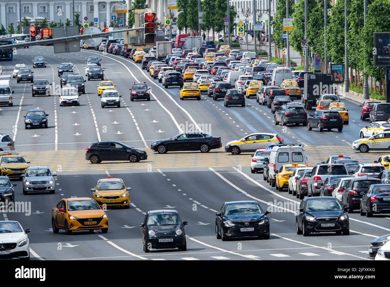 Russia, Moscow. Traffic in the downtown Stock Photo - Alamy