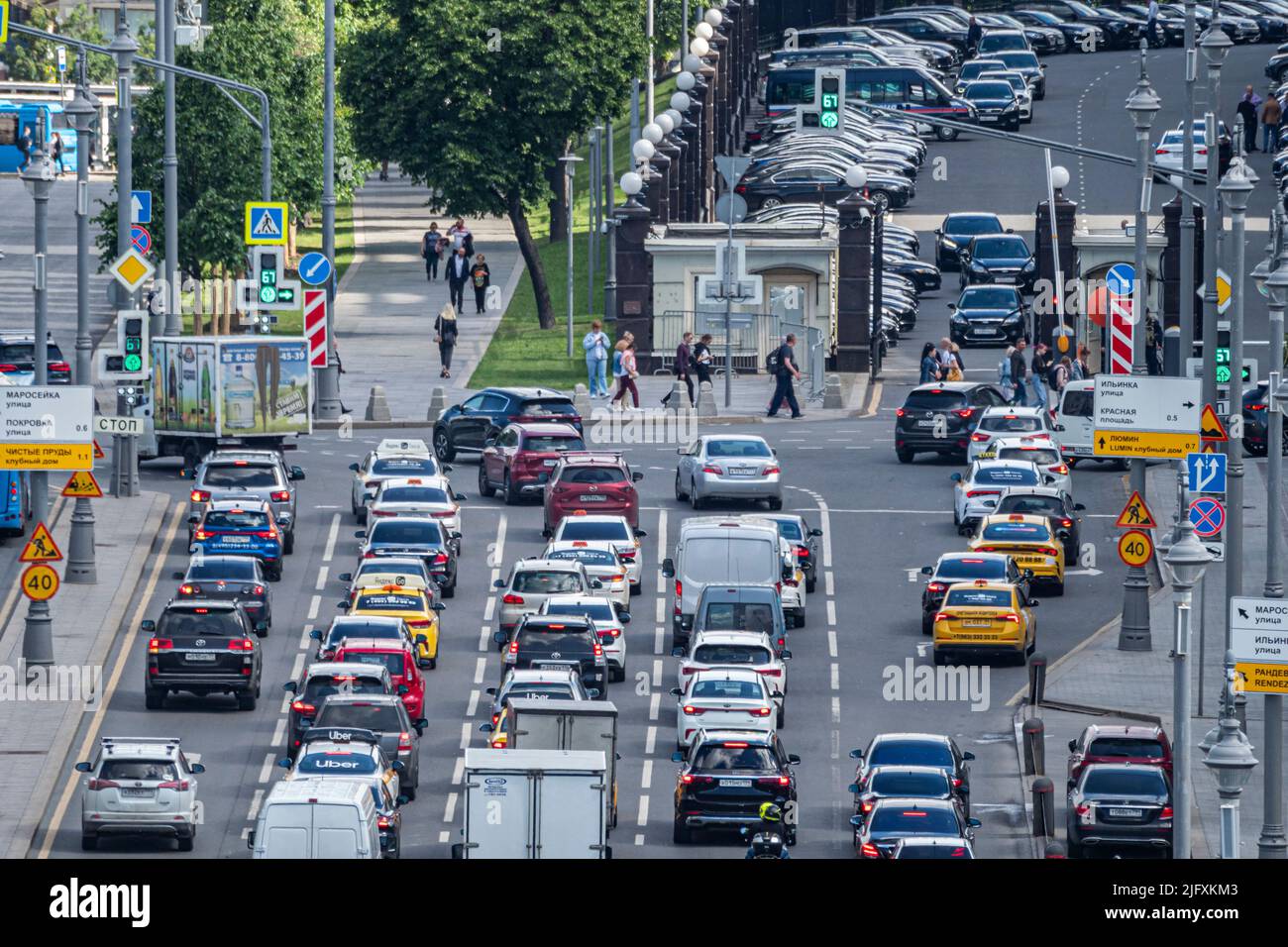Russia, Moscow. Traffic in the downtown Stock Photo - Alamy