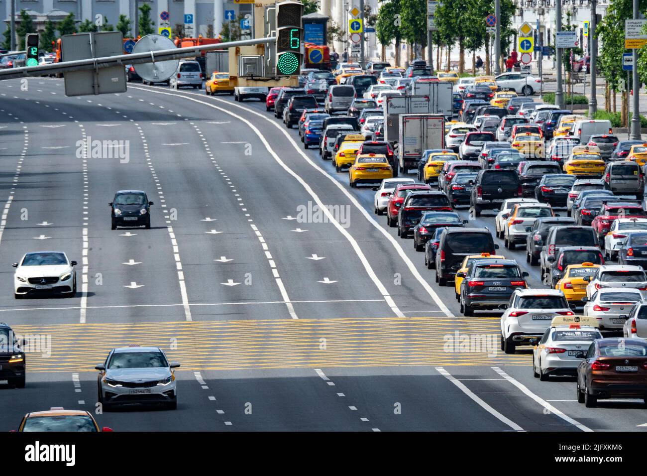 Russia, Moscow. Traffic in the downtown Stock Photo - Alamy