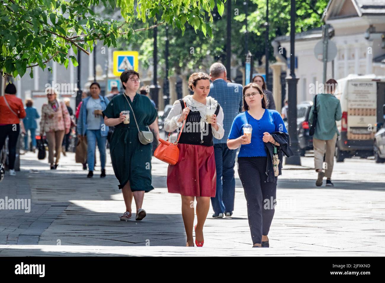 Russia, Moscow. Citizens on one of city streets Stock Photo - Alamy