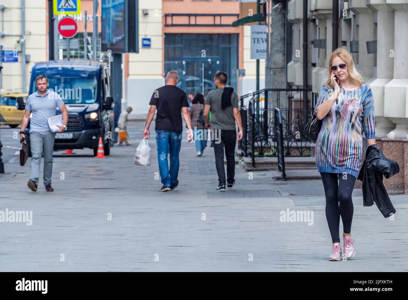 Russia, Moscow. Citizens on one of city streets Stock Photo - Alamy