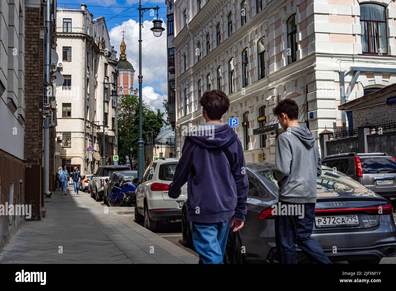 Russia, Moscow. Citizens on one of city streets Stock Photo - Alamy