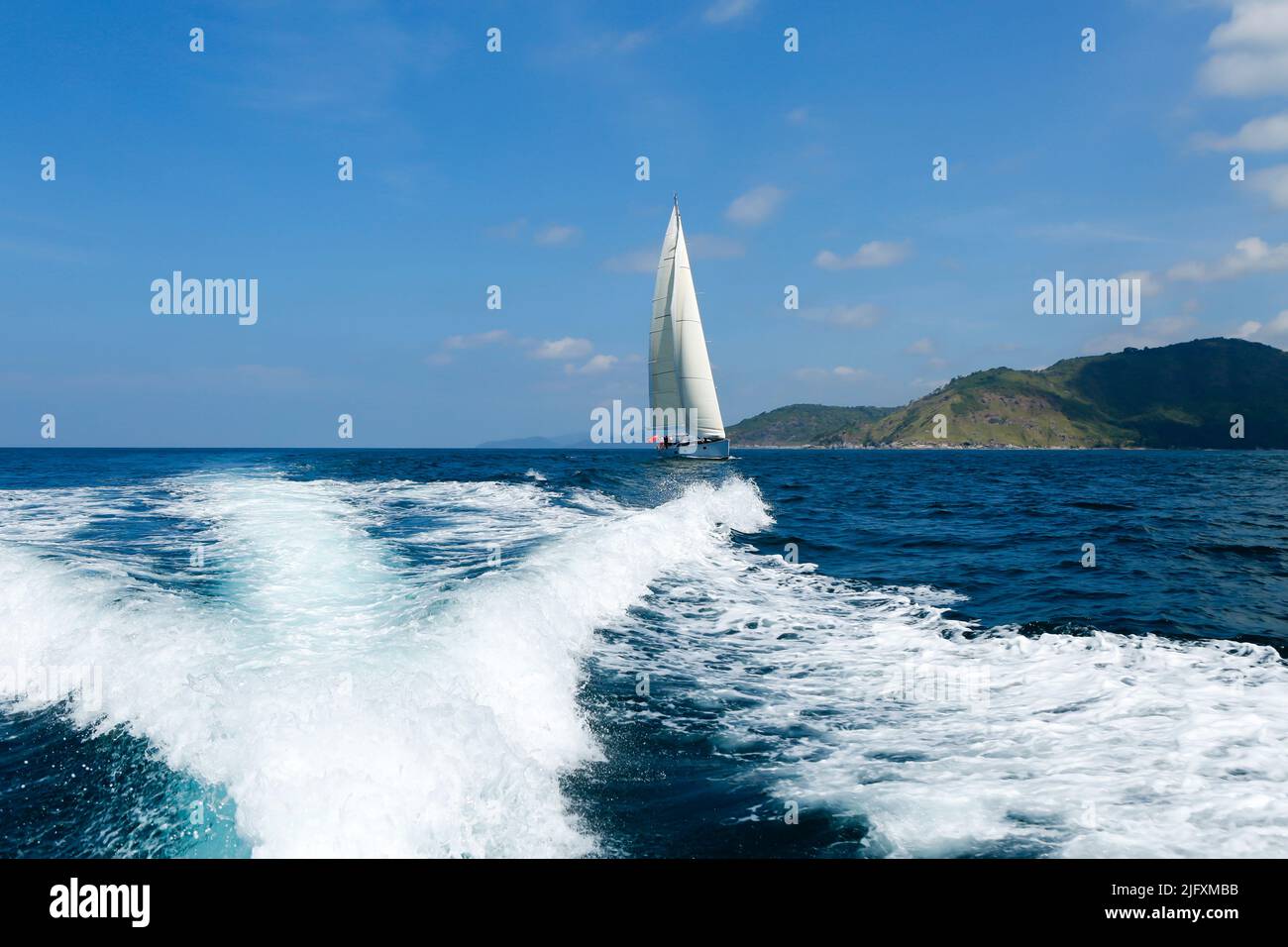 Ship wake behind sailing ship hi-res stock photography and images - Alamy