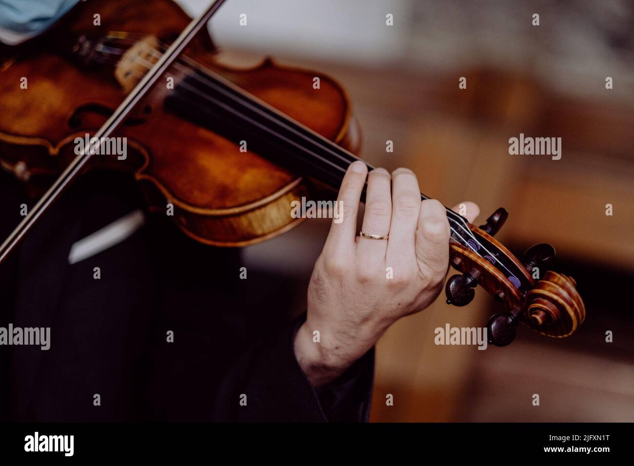 Male violin player hi-res stock photography and images - Alamy