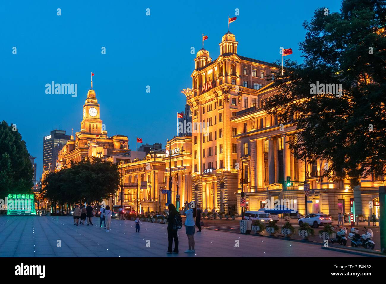 SHANGHAI, CHINA - JULY 5, 2022 - Tourists at nanjing Road pedestrian ...