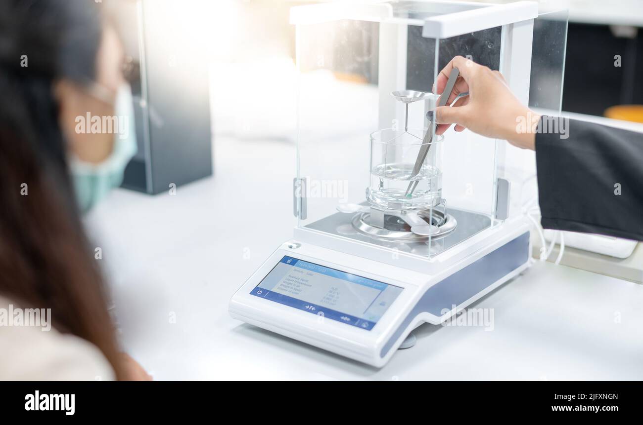 Hydrostatic weighing hi-res stock photography and images - Alamy