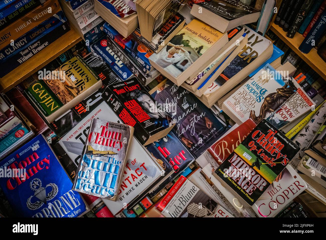 Books on the floor hi-res stock photography and images - Alamy