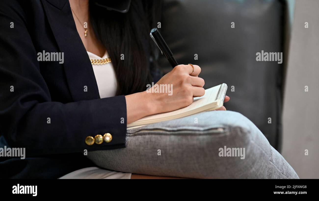 Female reporter hi-res stock photography and images - Alamy