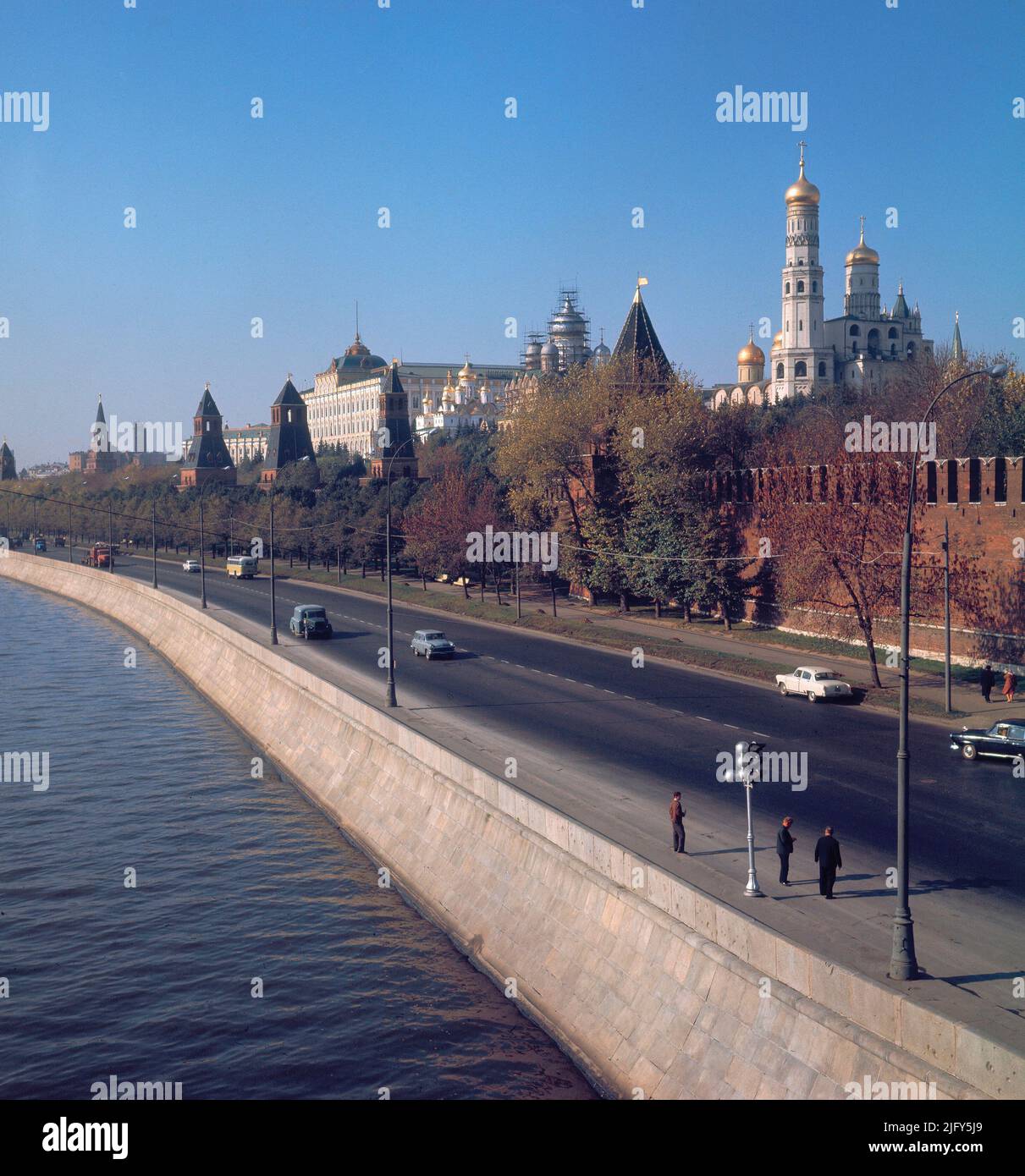 EL KREMLIN Y EL RIO MOSCOVA. Location: EXTERIOR. MOSKAU. RUSSIA Stock ...