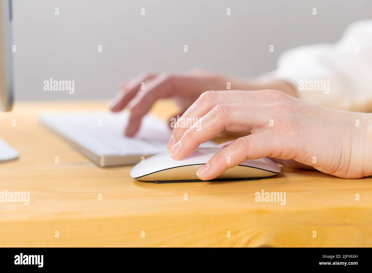 Using the mouse hi-res stock photography and images - Alamy