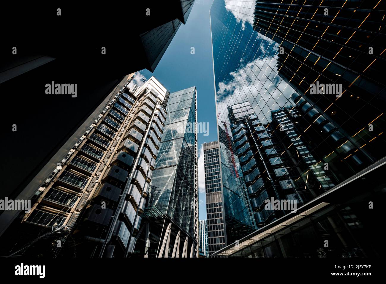 Reflections on skyscrapers hi-res stock photography and images - Alamy