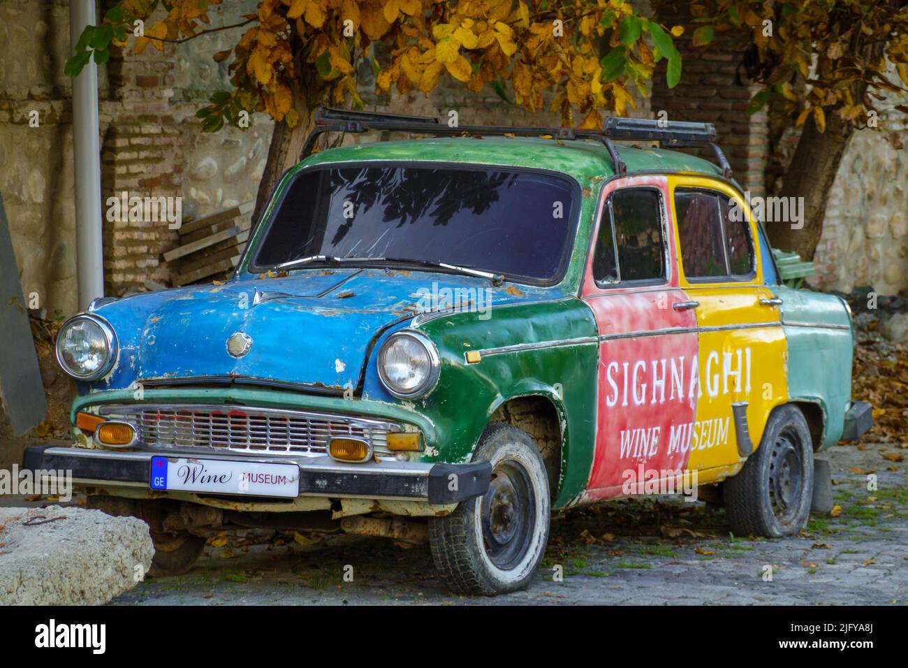 Car near tree hi-res stock photography and images - Alamy