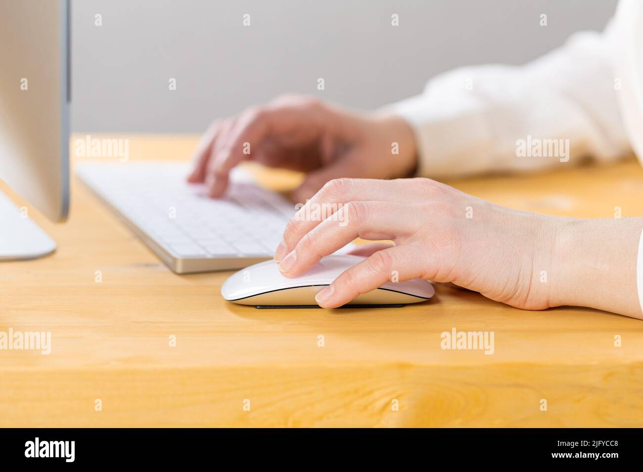 Using a mouse hi-res stock photography and images - Alamy