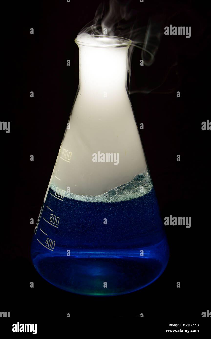 Chemical science reaction hi-res stock photography and images - Alamy