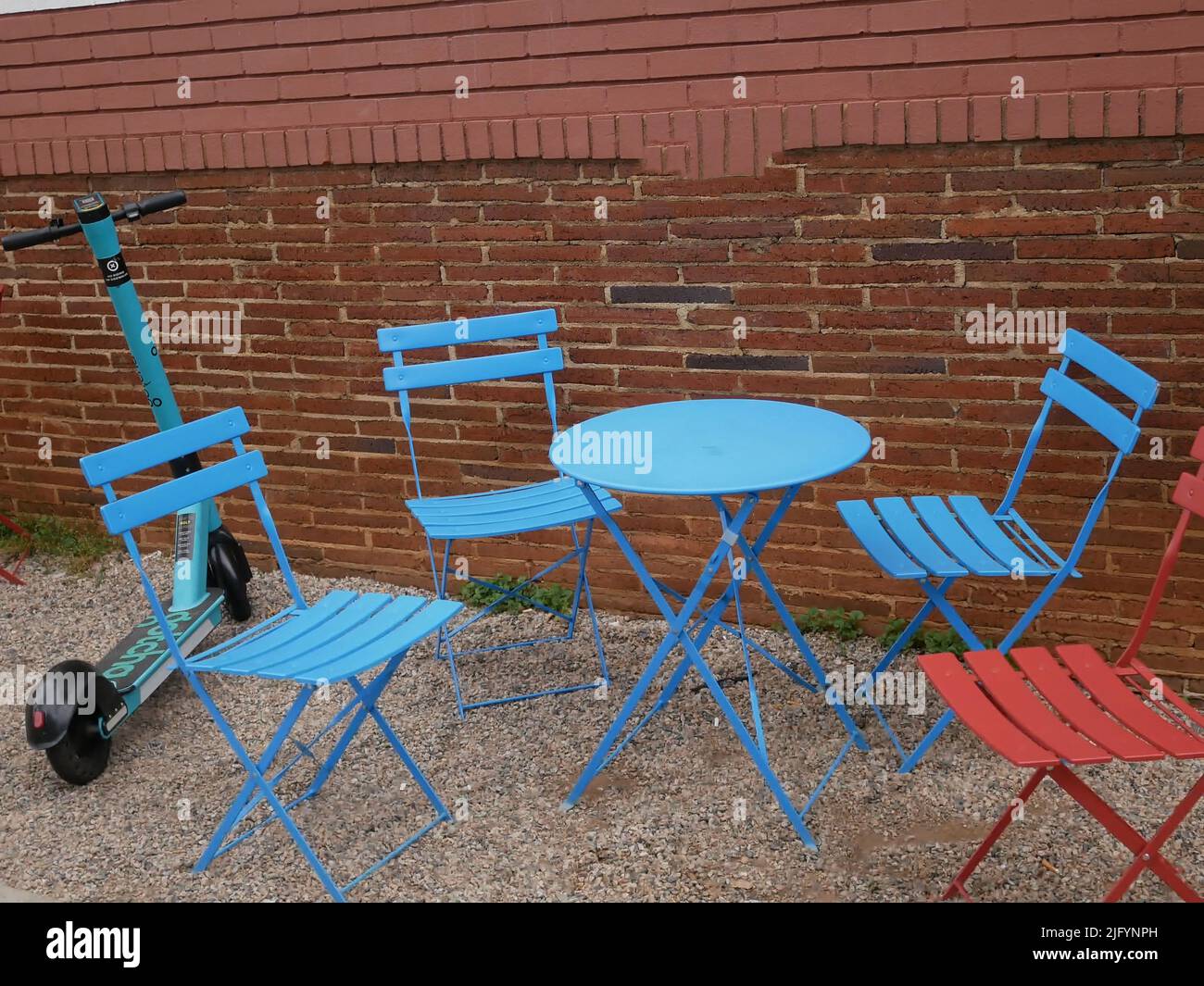 Chairs and table outside a mall in Raleigh, North Carolina Stock Photo ...