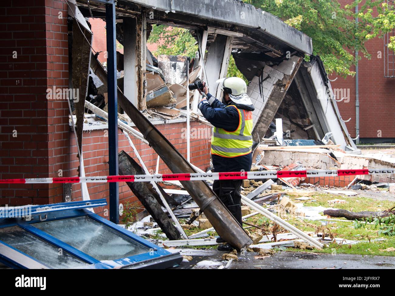 Hamburg, Germany. 06th July, 2022. A police fire investigator ...