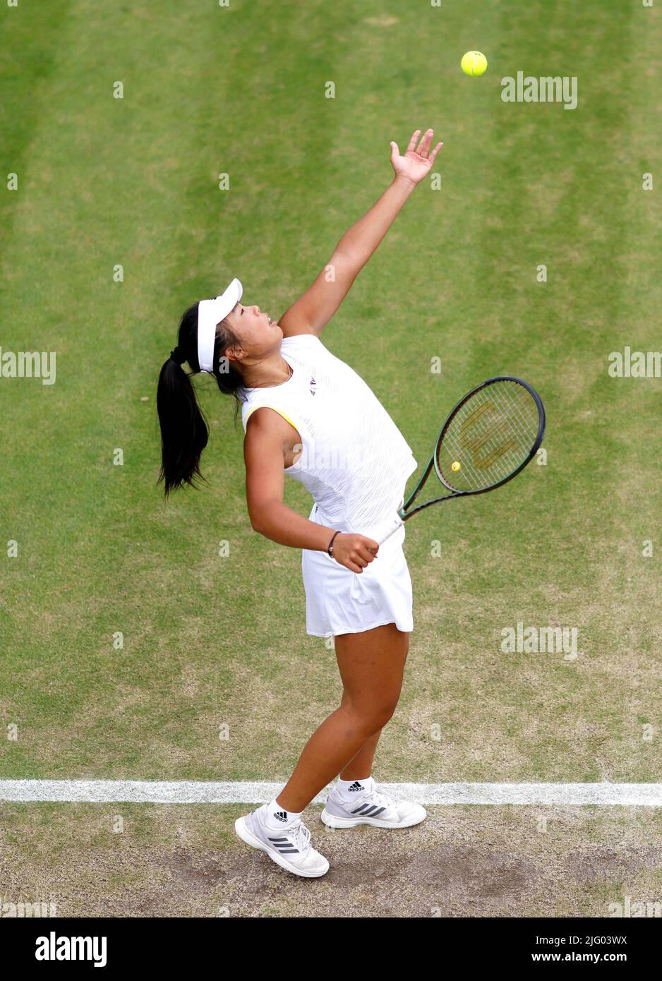 Mingge Xu serves against Isabelle Kruger in the third round of the girl ...