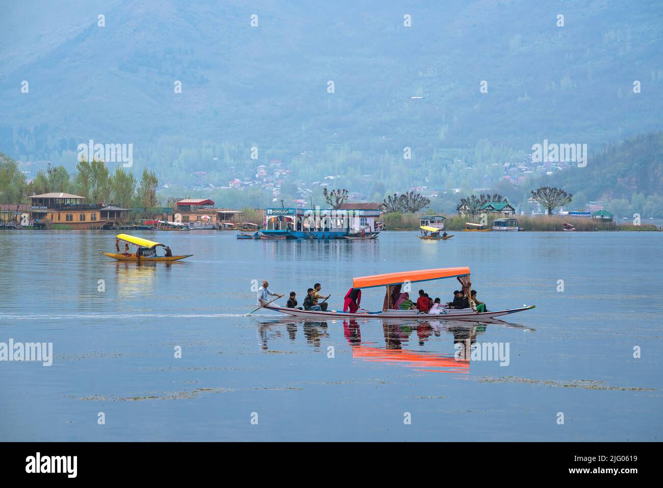 Shikara boats hi-res stock photography and images - Alamy