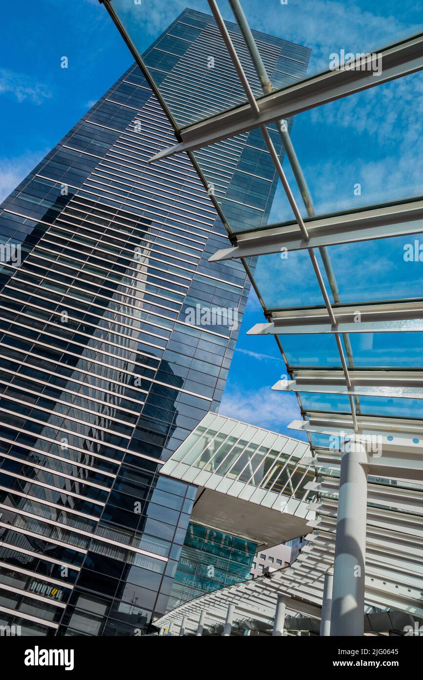 Tall glass building hi-res stock photography and images - Alamy