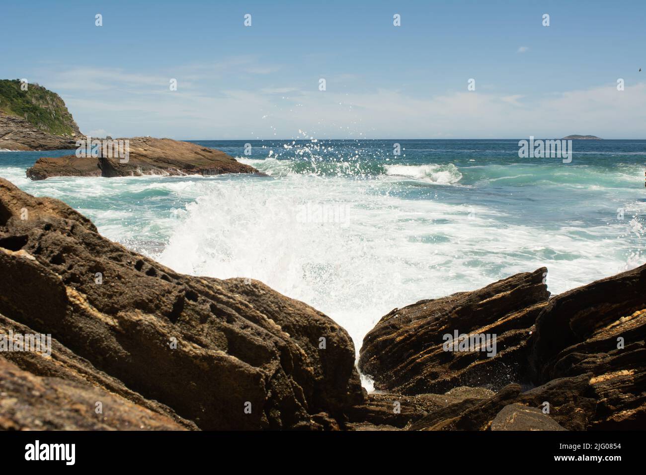 Breaking against rocks hi-res stock photography and images - Alamy