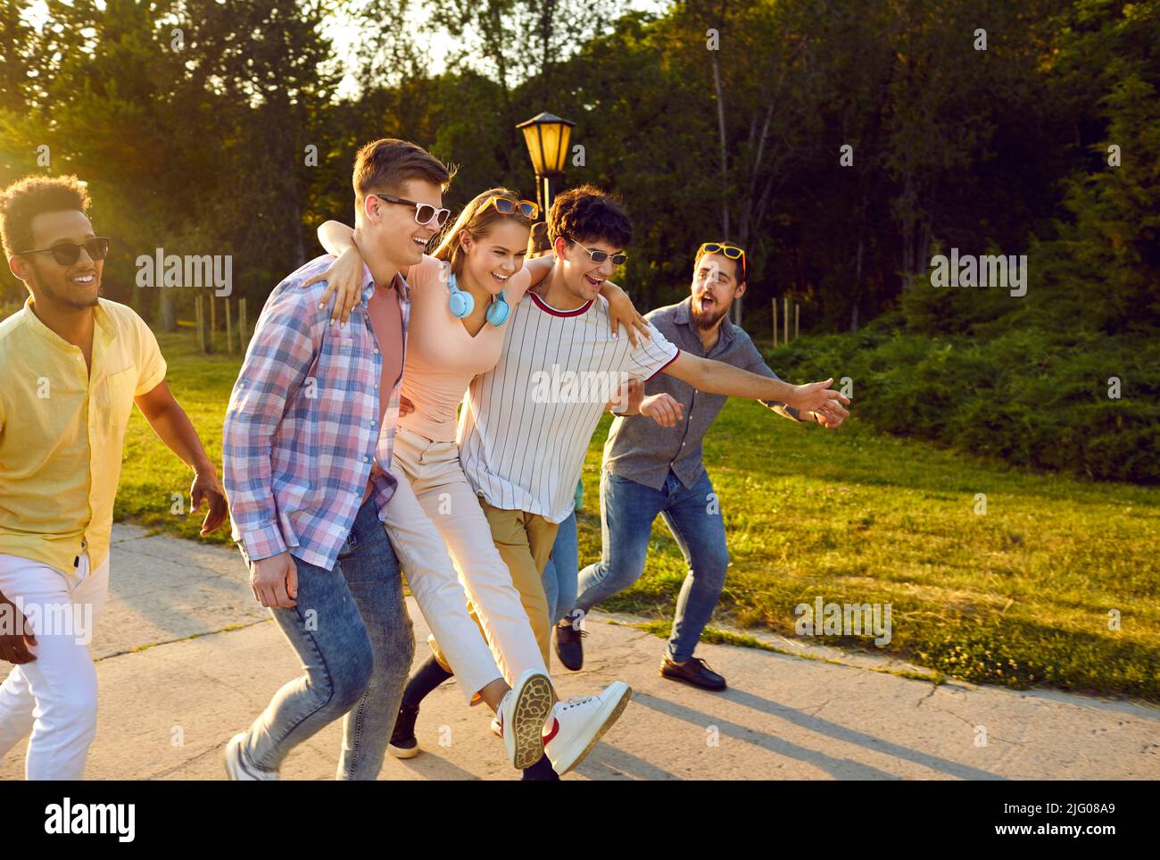 African girls boys hanging out hi-res stock photography and images - Alamy