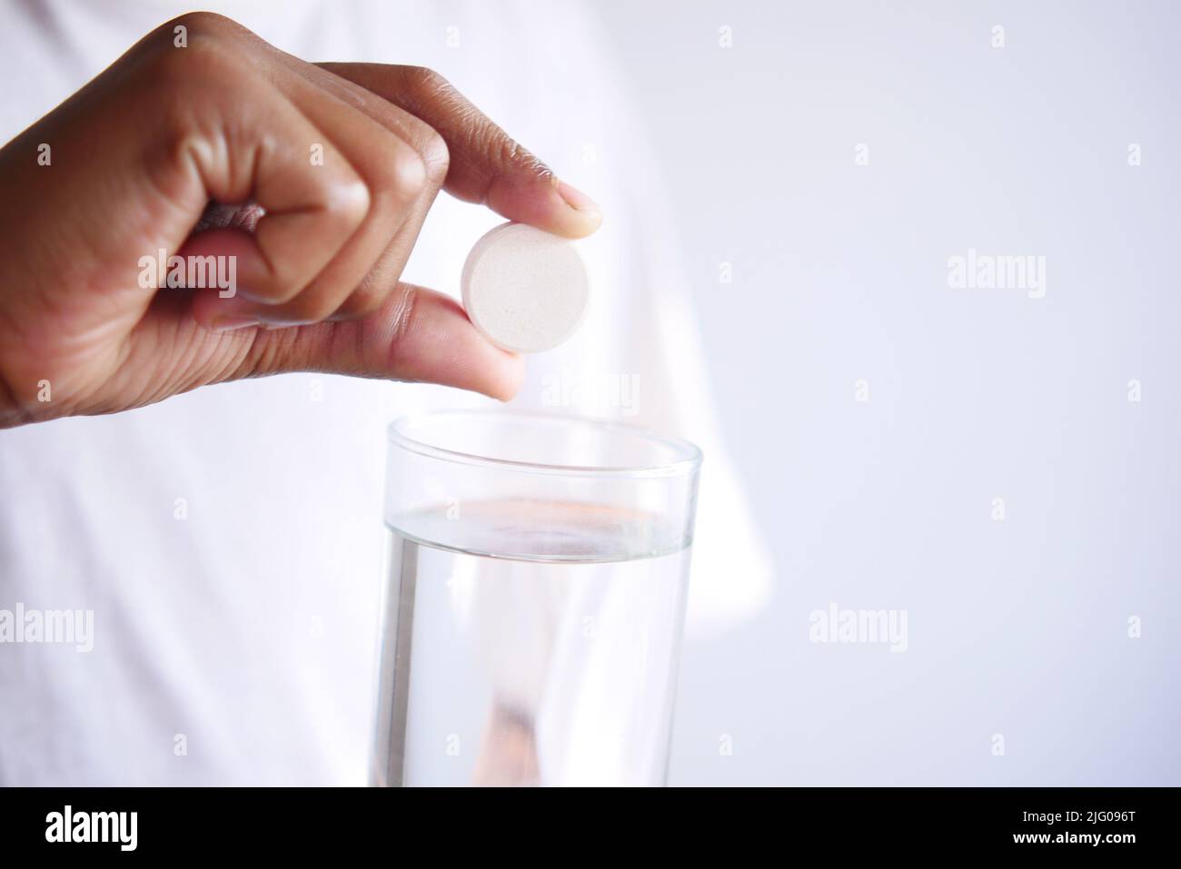 holding a Effervescent soluble tablet pills and glass of water Stock ...