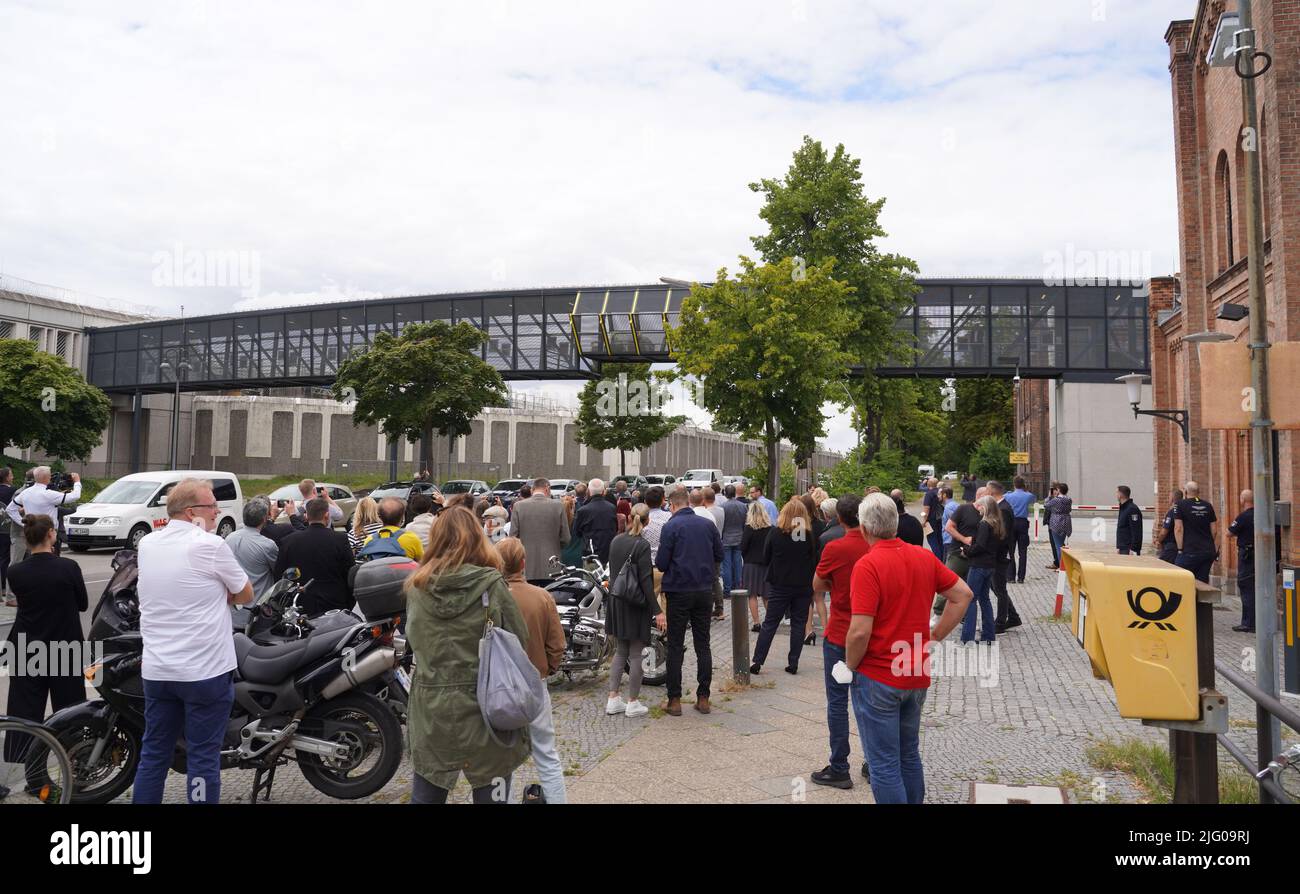 Berlin, Germany. 06th July, 2022. Numerous people stand in front of the ...